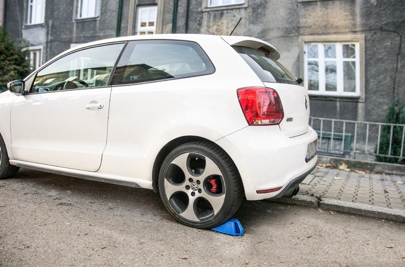 Klin Samochodowy Pod Koło Zabezpieczenie - Inny producent | Motoryzacja ...