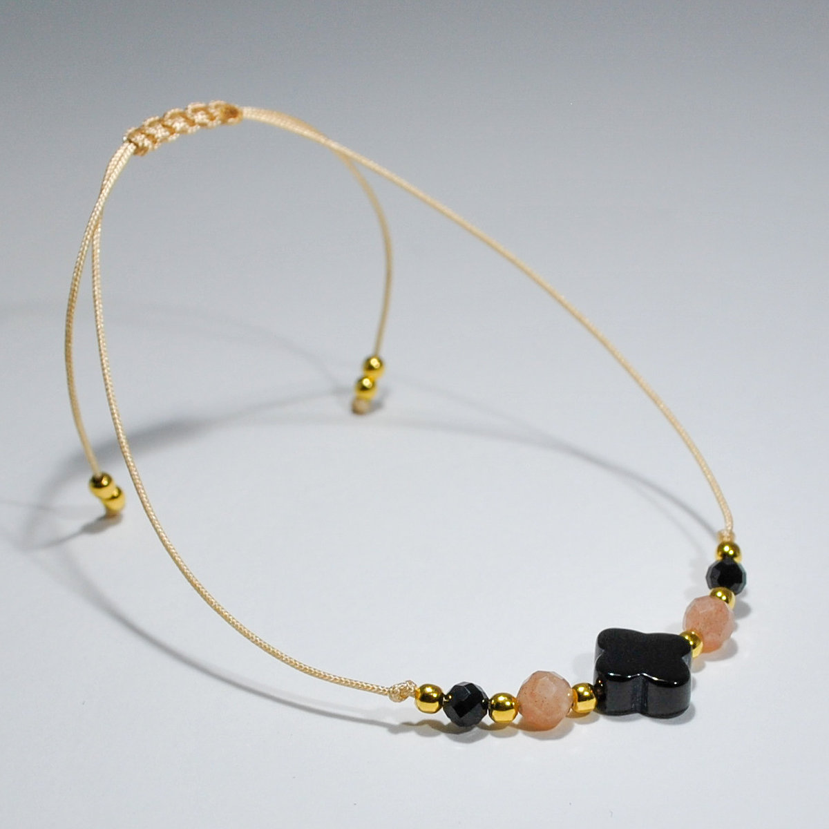 Beżowa bransoletka KiANU z onyksu i kamienia słonecznego z koniczynką - Inna marka | Moda Sklep ...