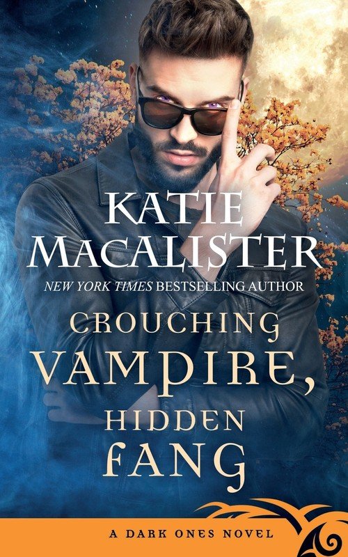 Crouching Vampire, Hidden Fang - Macalister Katie | Książka w Empik
