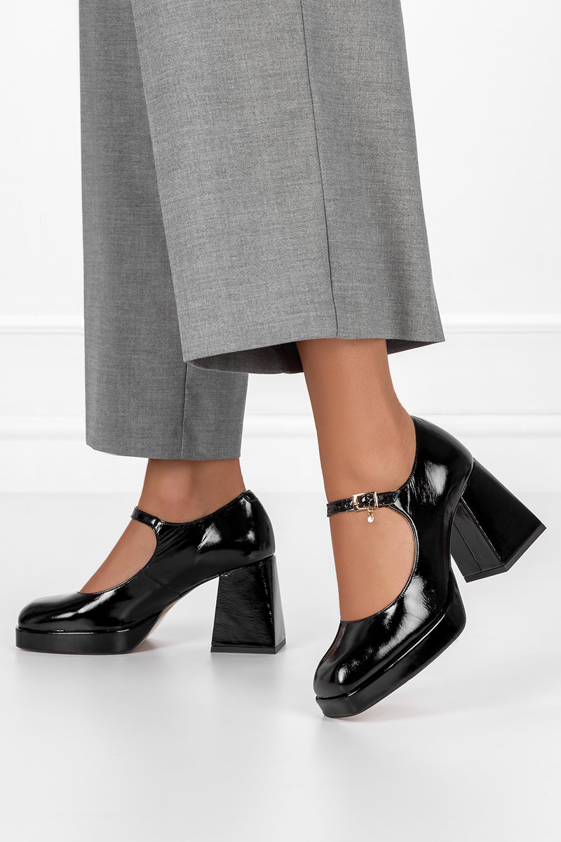 Czarne czółenka skórzane damskie lakierowane na klocku z paskiem ozdoba PRODUKT POLSKI Casu 2661 ...