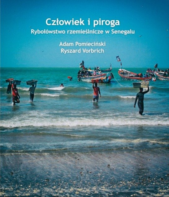 Człowiek i piroga - Opracowanie zbiorowe | Książka w Empik