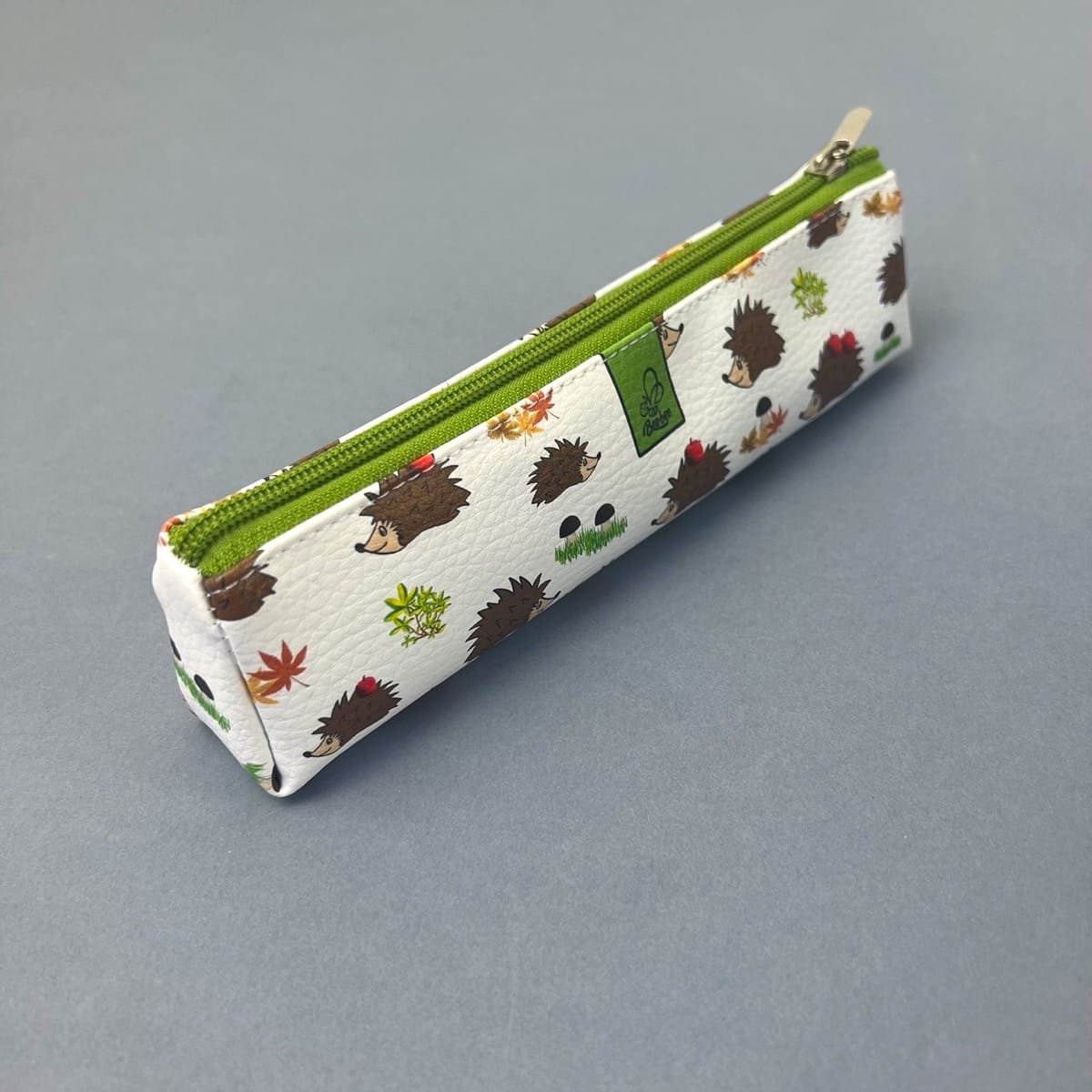 Etui saszetka piórnik trójkątny jeżyki - Bee-bee | Sklep EMPIK.COM