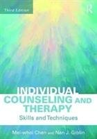 Individual Counseling and Therapy - Chen Mei-Whei | Książka w Empik