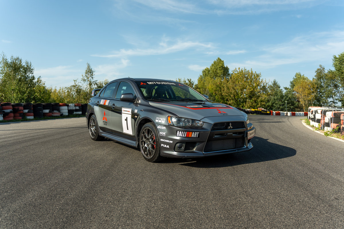 Jazda Mitsubishi Lancer EVO 10 po torze - Mitsubishi OE | Motoryzacja EMPIK