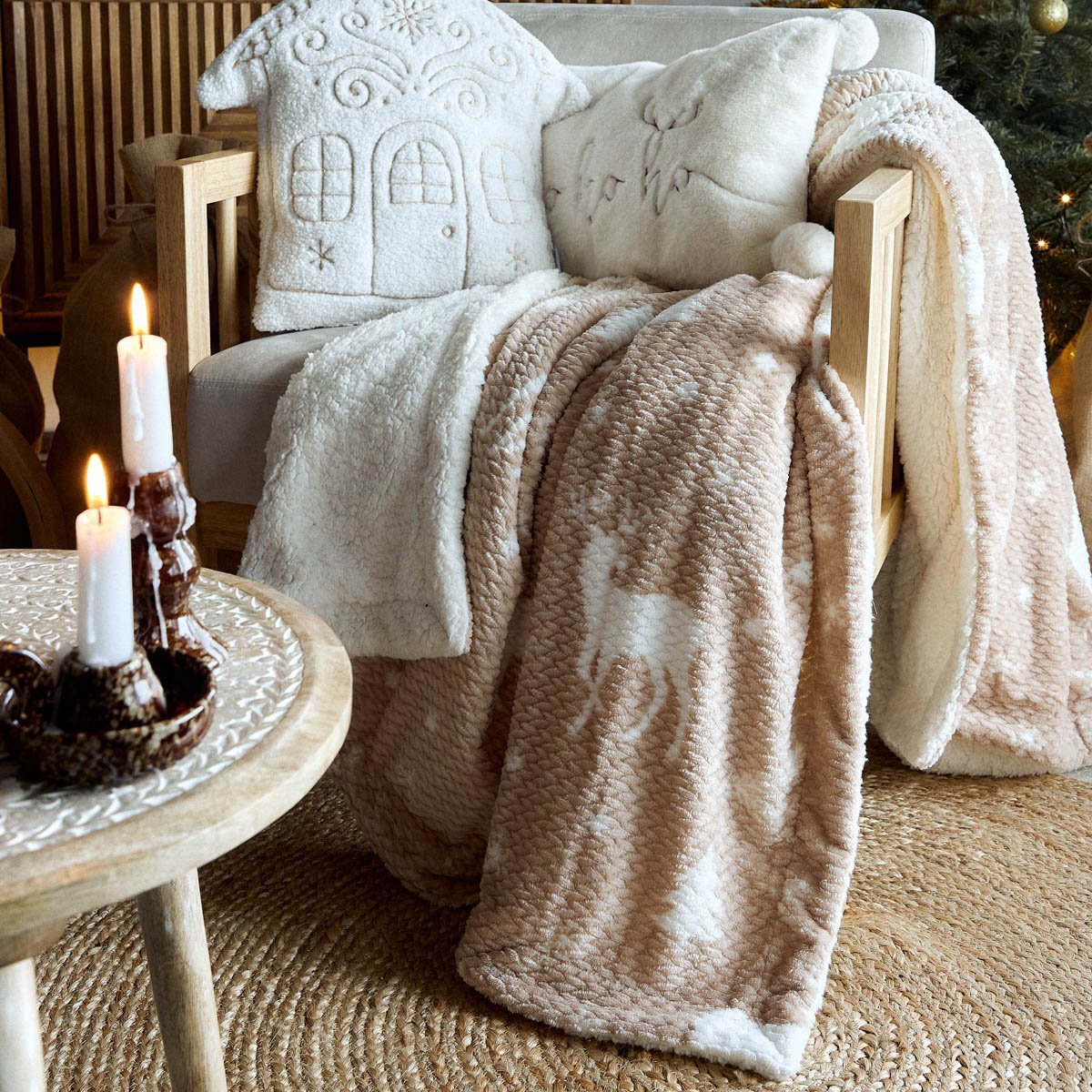 Koc ARROZ z reniferami beżowy 150x200 cm HOMLA - Homla | Sklep EMPIK.COM