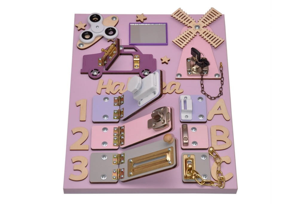 Mała tablica manipulacyjna z otwieranymi drzwiami, spinerem + imię na prezent . - Zabawki ...