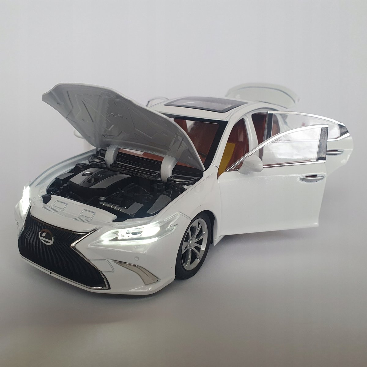 model Lexus ES300h 1:24 duży otwierane drzwi LED dźwięk metalowy - CN | Sklep EMPIK.COM
