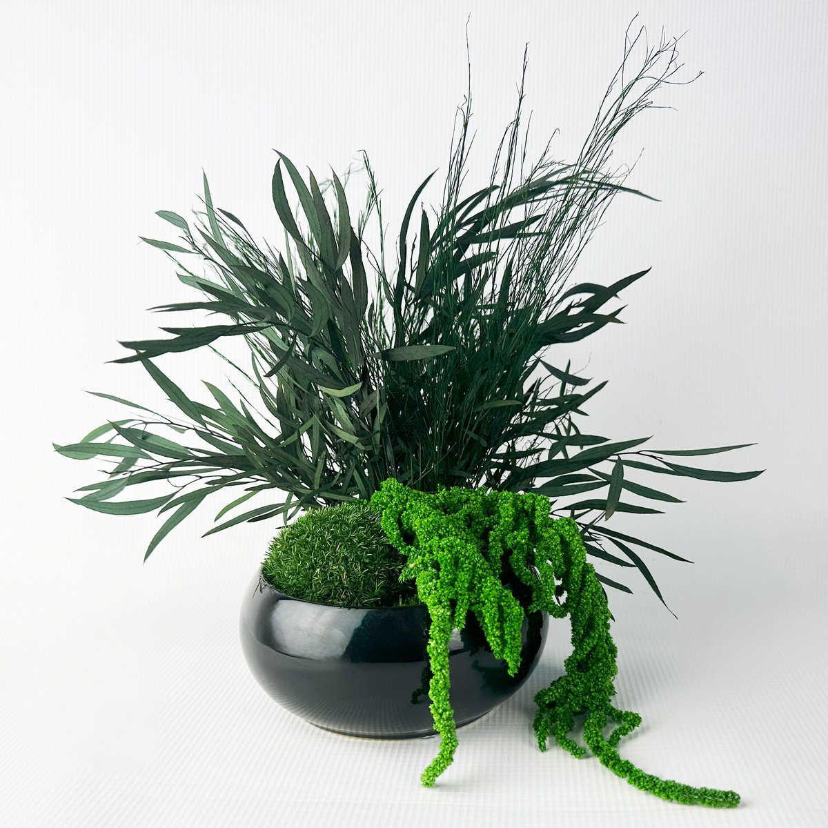 Naturalna kompozycja z mchu i roślin stabilizowanych w ceramicznej ...
