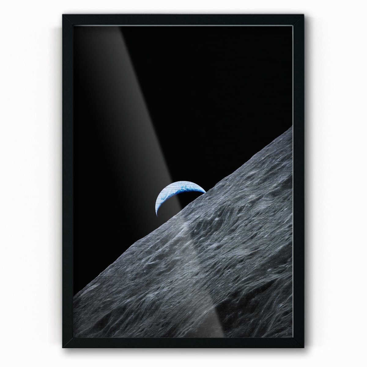 Plakat na metalu Crescent Earth rises above the lunar horizon taken ...