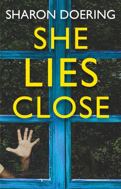 She Lies Close - Doering Sharon | Książka w Empik