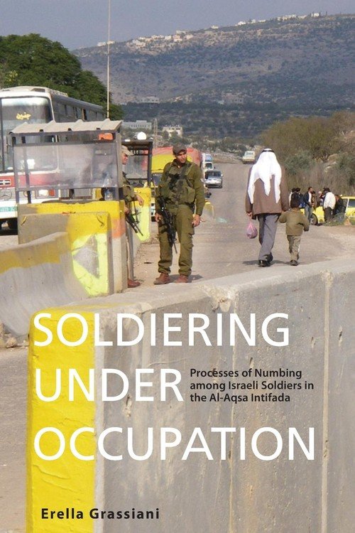 Soldiering Under Occupation - Grassiani Erella | Książka w Empik