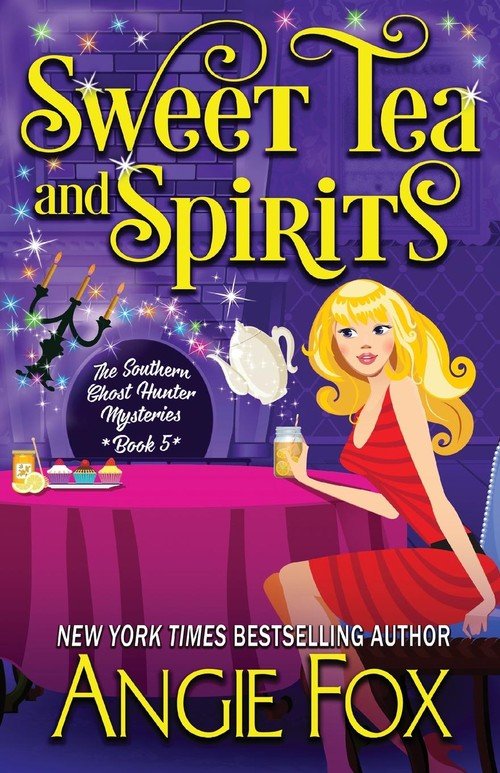 Sweet Tea and Spirits - Angie Fox | Książka w Empik