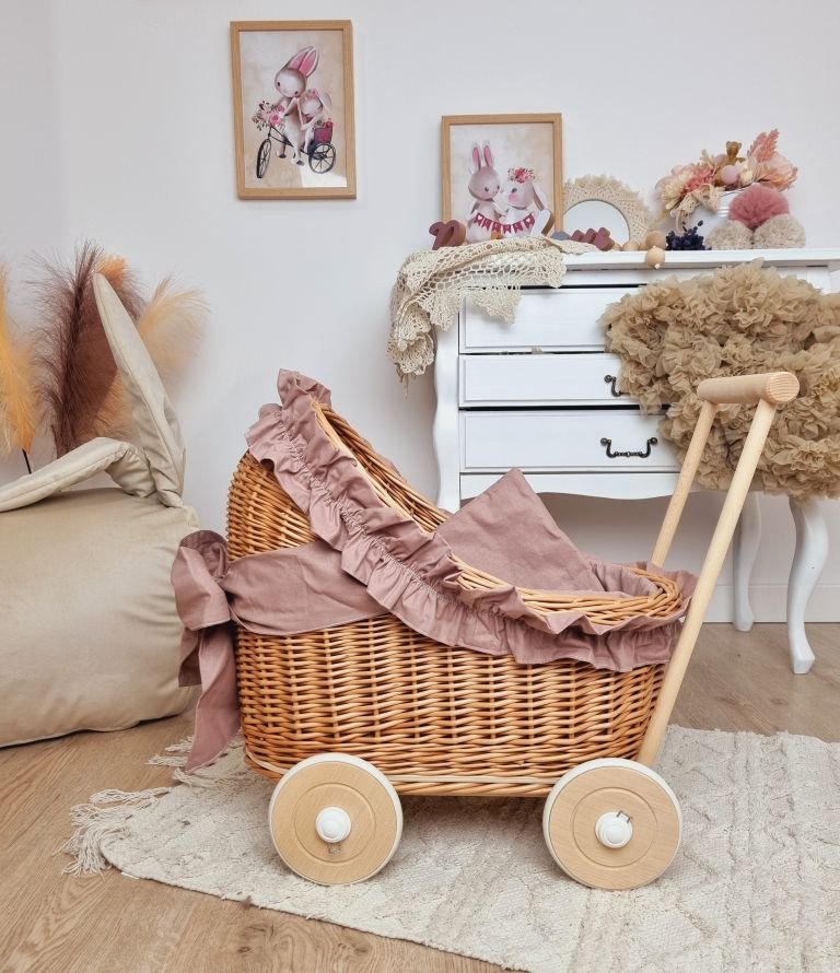 Wiklinowy wózek dla lalek pchacz naturalny z falbaną brudny róż ...