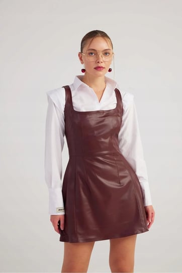 BRĄZOWA PROSTA SUKIENKA NA RAMIĄCZKACH Z EKO SKÓRY MINI XS 5GA* - Inna ...